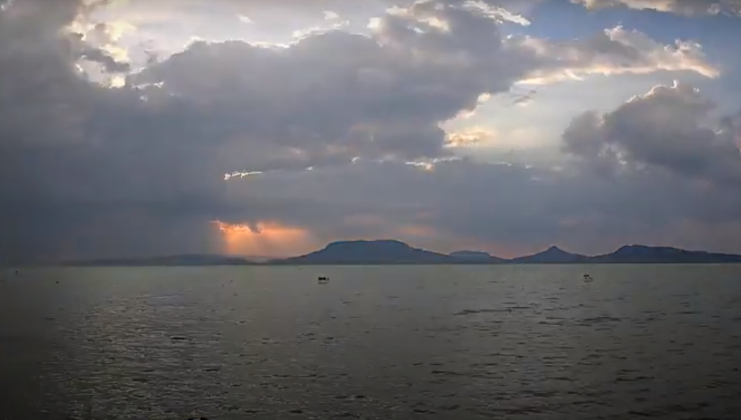 Így érkezik a vihar a semmiből – strandidőből égszakadás a Balaton ...