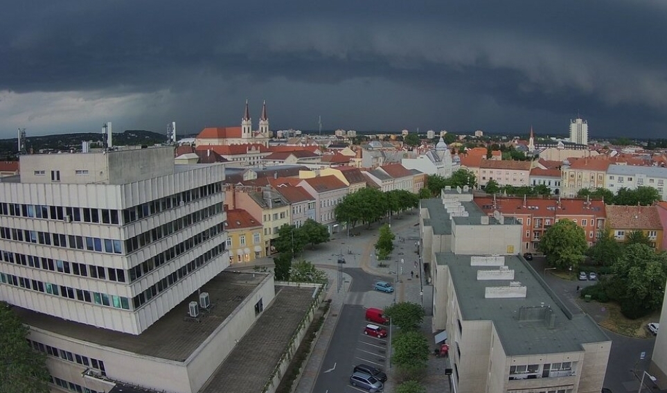 Videók és képek: több szupercella is lecsapott az Alpokaljára, jég is ...