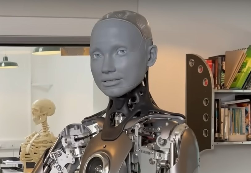 Videó: Felvidít, társaságként szolgál és önálló beszélgetésekre is képes a világ legfejlettebb ...