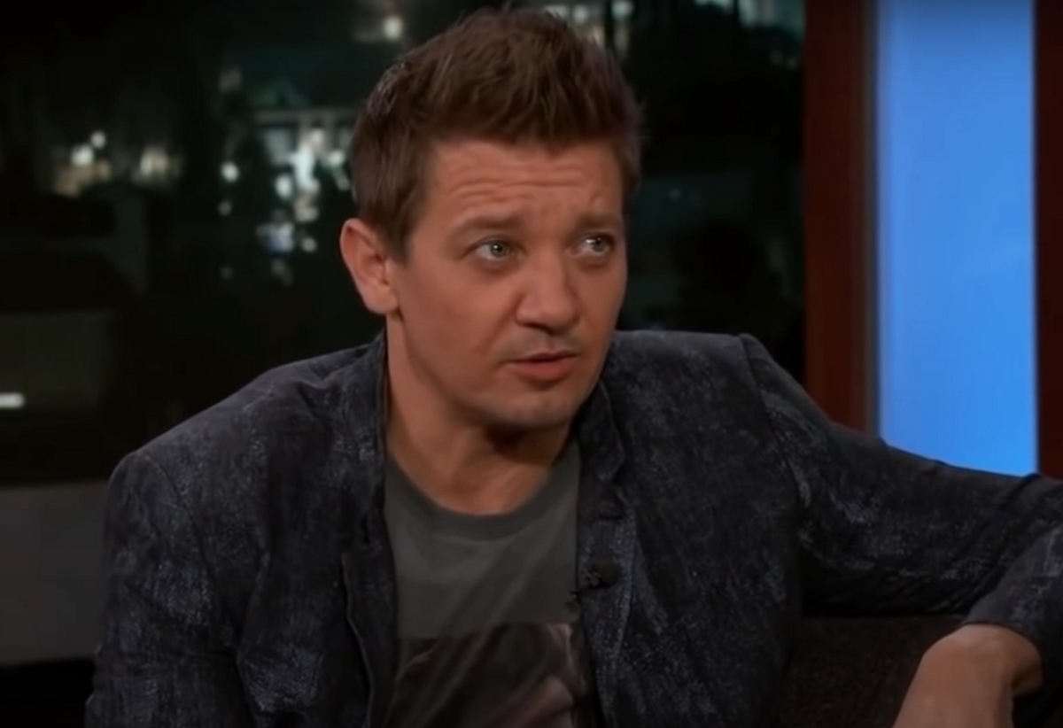 Kritikus állapotban van Jeremy Renner, akit mentőhelikopterrel kellett ...